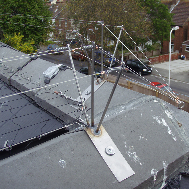 Triangular Ridge Brackets for Post and Wire